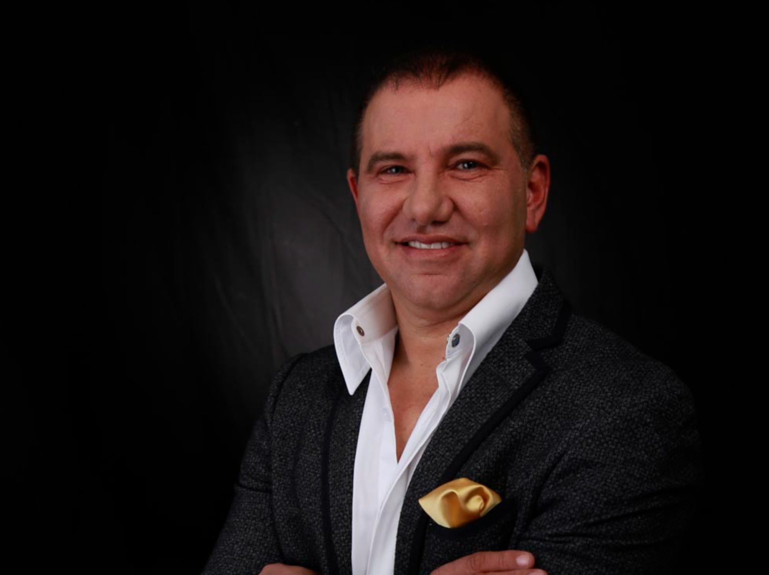 Un emprendedor sabía que se iba a quedar calvo joven y abrió un negocio ...