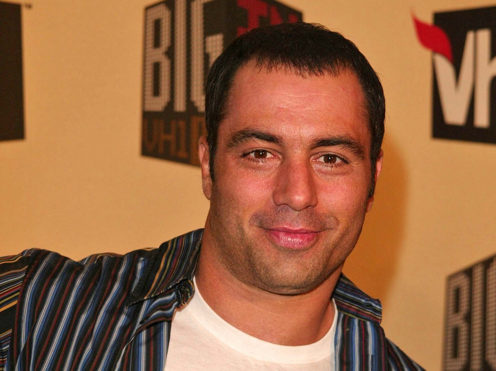 ¿Por qué Neil Young se peleó con Spotify por un antivacunas? - Emprendedor