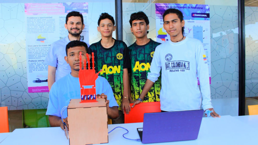 Universitarios colombianos desarrollan brazo robótico que enseña ...