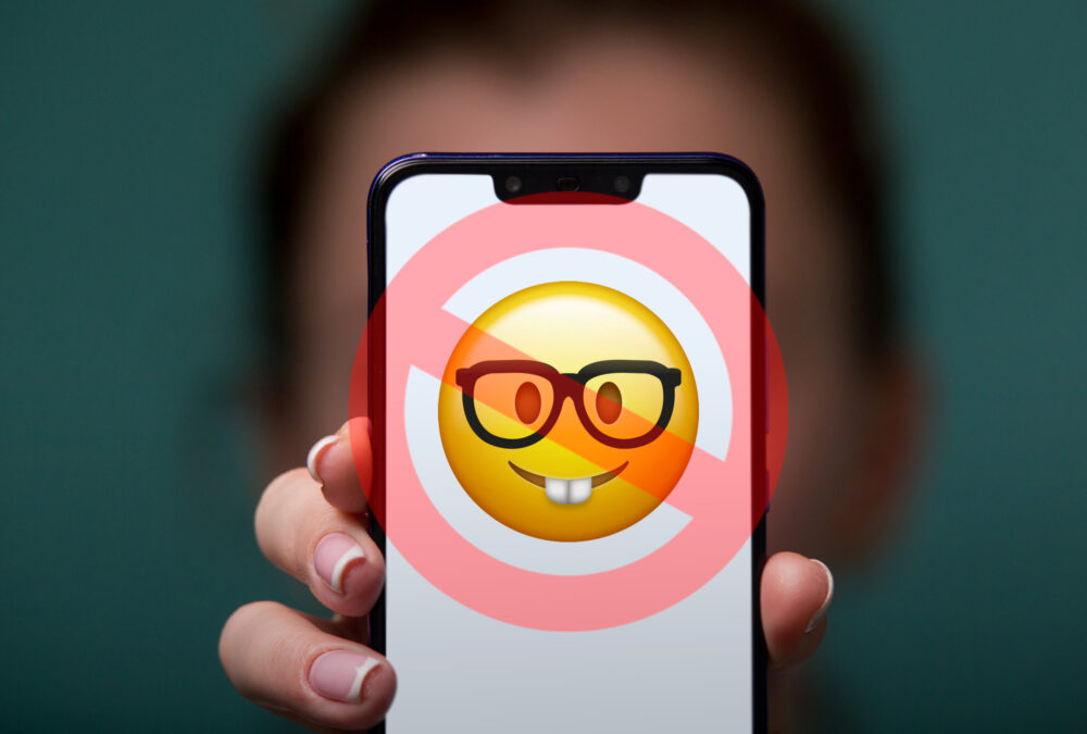 Lanzan petición para cambiar el emoji ‘Nerd’ por ser ‘ofensivo ...