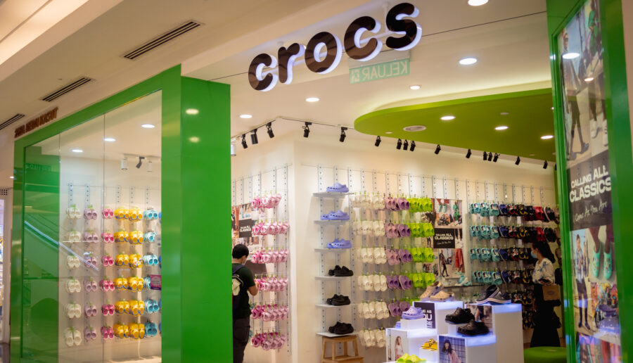 La historia de Crocs: El origen del calzado 'para barcos' que se ...