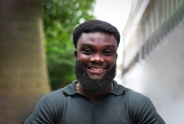 No tiene casa, pero es millonario: La historia de Timothy Armoo ...