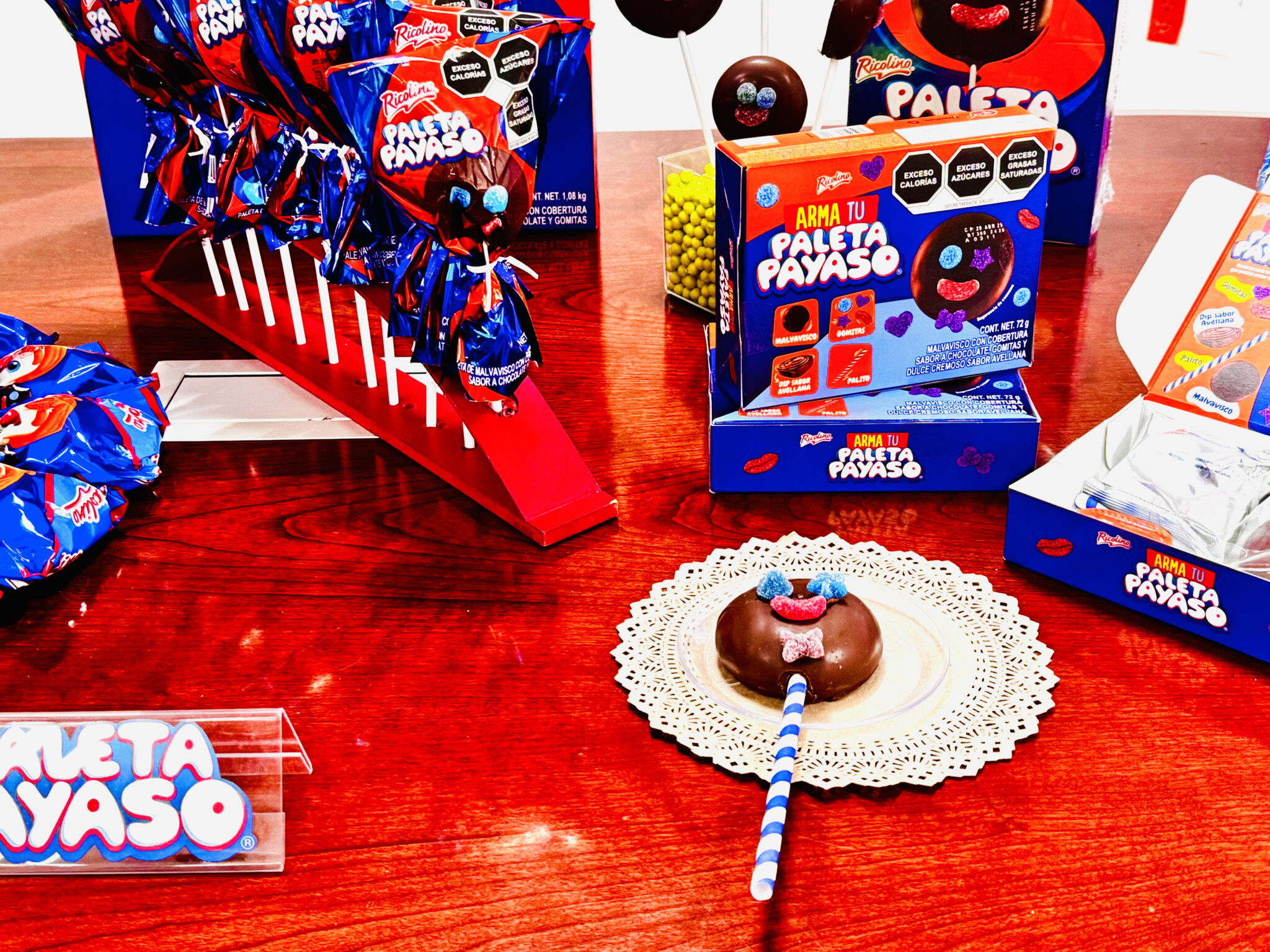¡50 años de sonrisas y recuerdos! Así se hace la icónica Paleta Payaso ...