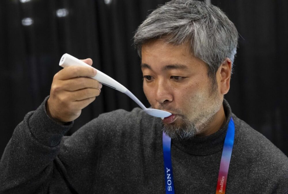 La cuchara eléctrica japonesa que imita el sabor salado sin sodio ...