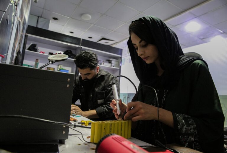 Zahra Ali, la joven afgana que fabrica baterías limpias en casa bajo ...