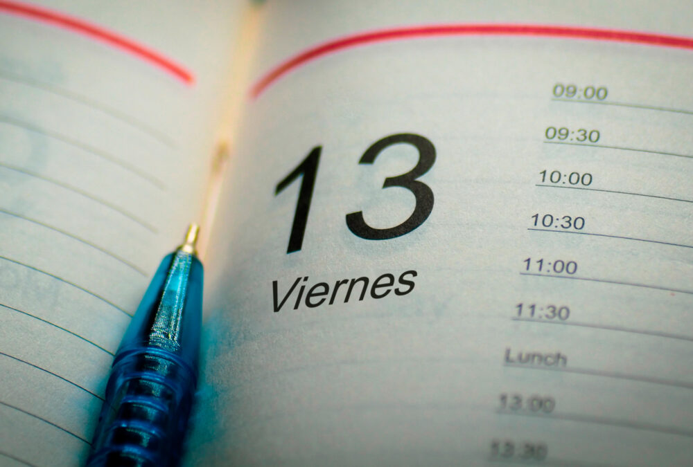 Viernes 13, suerte y negocios: supersticiones que afectan hasta la Bolsa de Valores - Emprendedor
