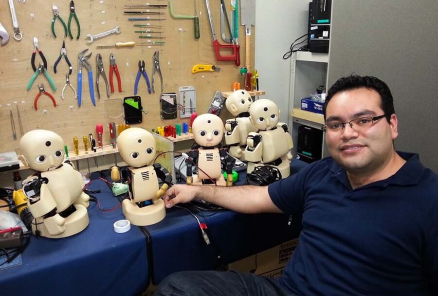 Christian Peñaloza, el ingeniero mexicano que controla robots con la ...