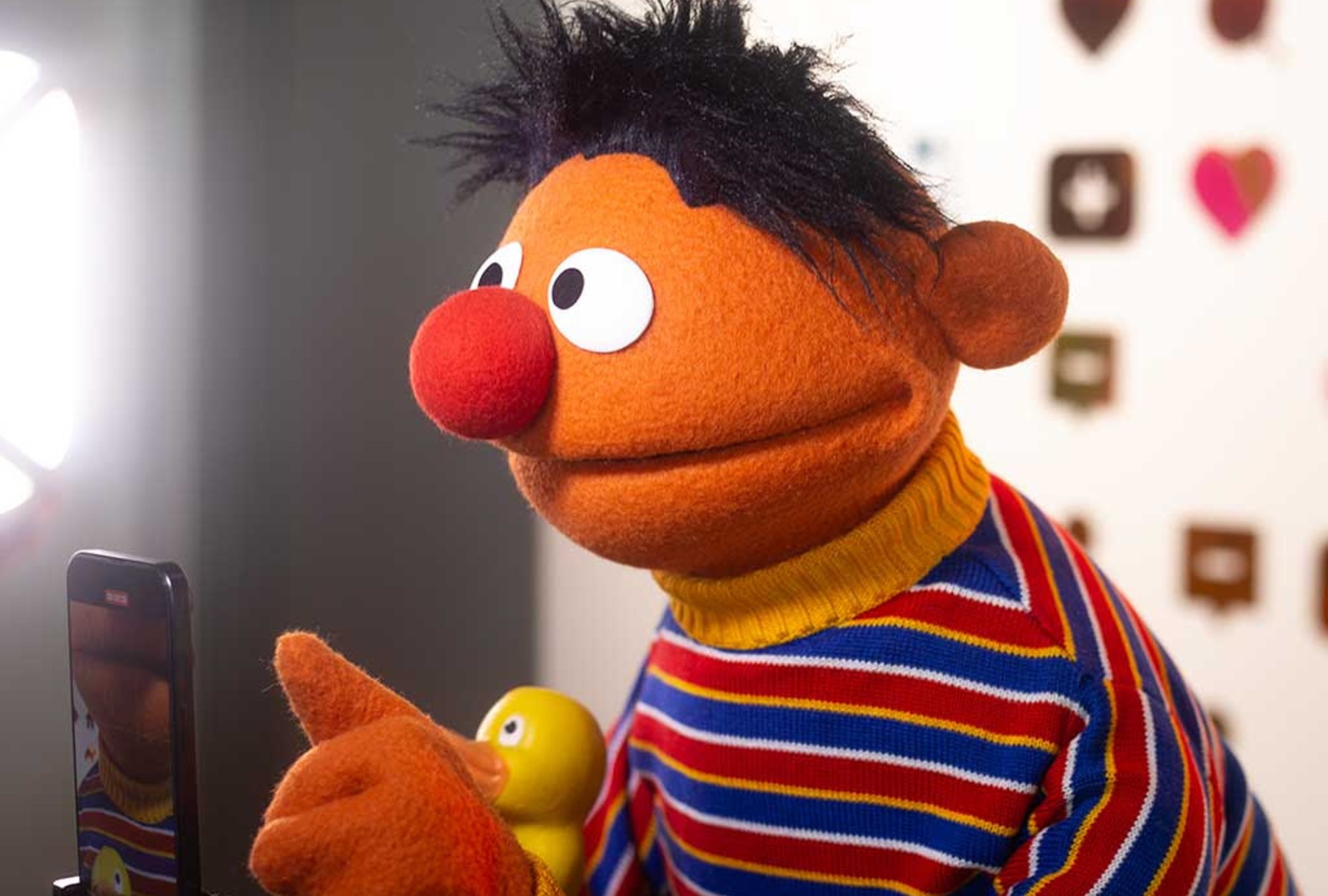 La campaña de Elmo y Enrique en TikTok va más allá del regreso a clases ...